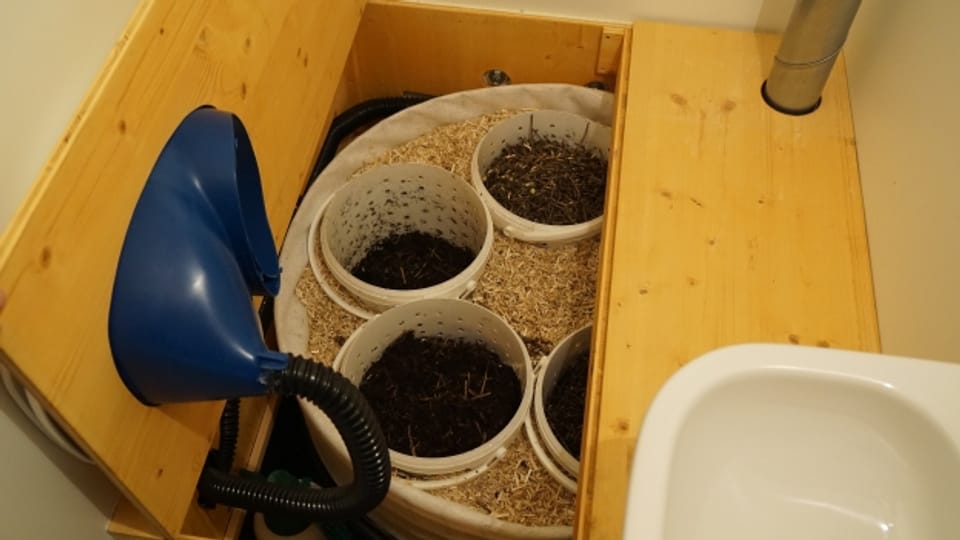 Kompost-WC: «Uh, was ist denn das?» - Audio & Podcasts - SRF
