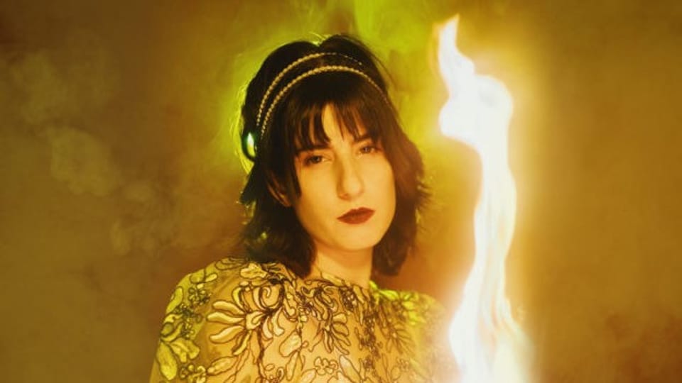 Fern Mayo: Anders als glücklich - Audio & Podcasts - SRF