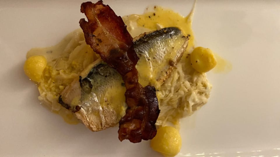 Gebratenes Felchenfilet mit Rahmsauerkraut, Speck und Apfelschaum ...