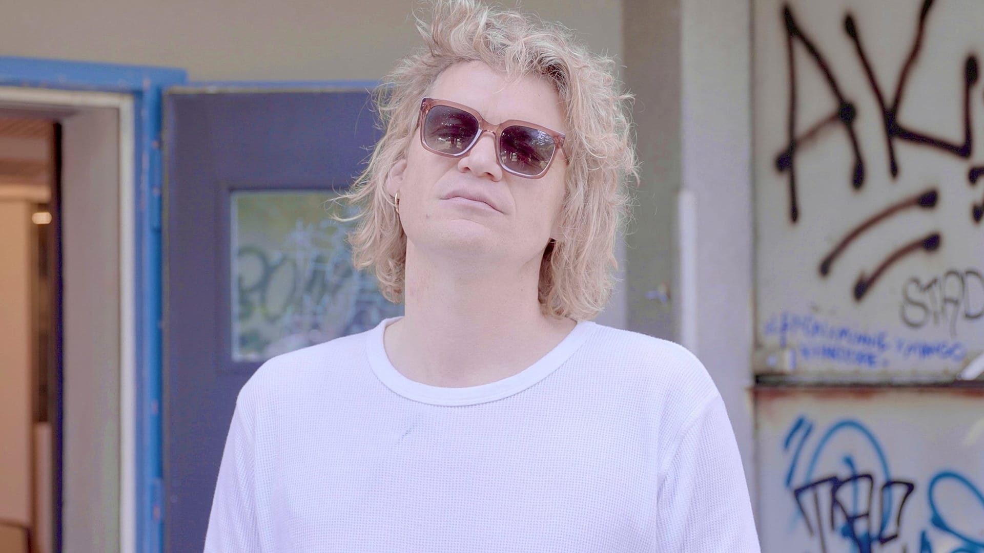 Dabu Fantastic – Ein Schweizer Musiker geht all in - DOK - Play SRF