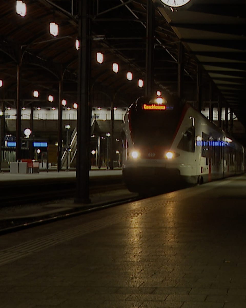 SRF News Videos - Nachts am Bahnhof Basel - Play SRF
