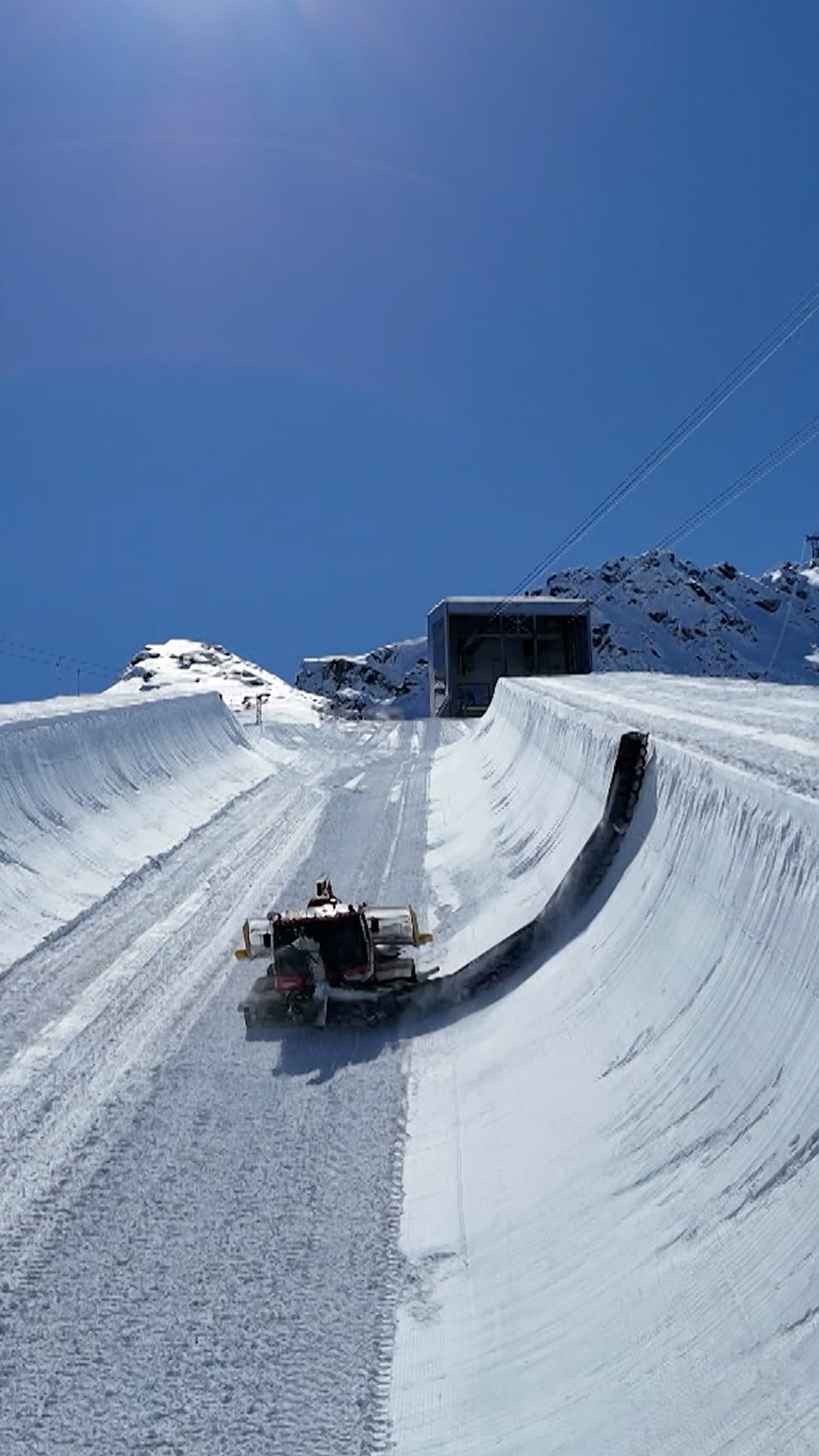 Hier ensteht die «Superpipe» an der Freestyle WM - SRF News Videos ...