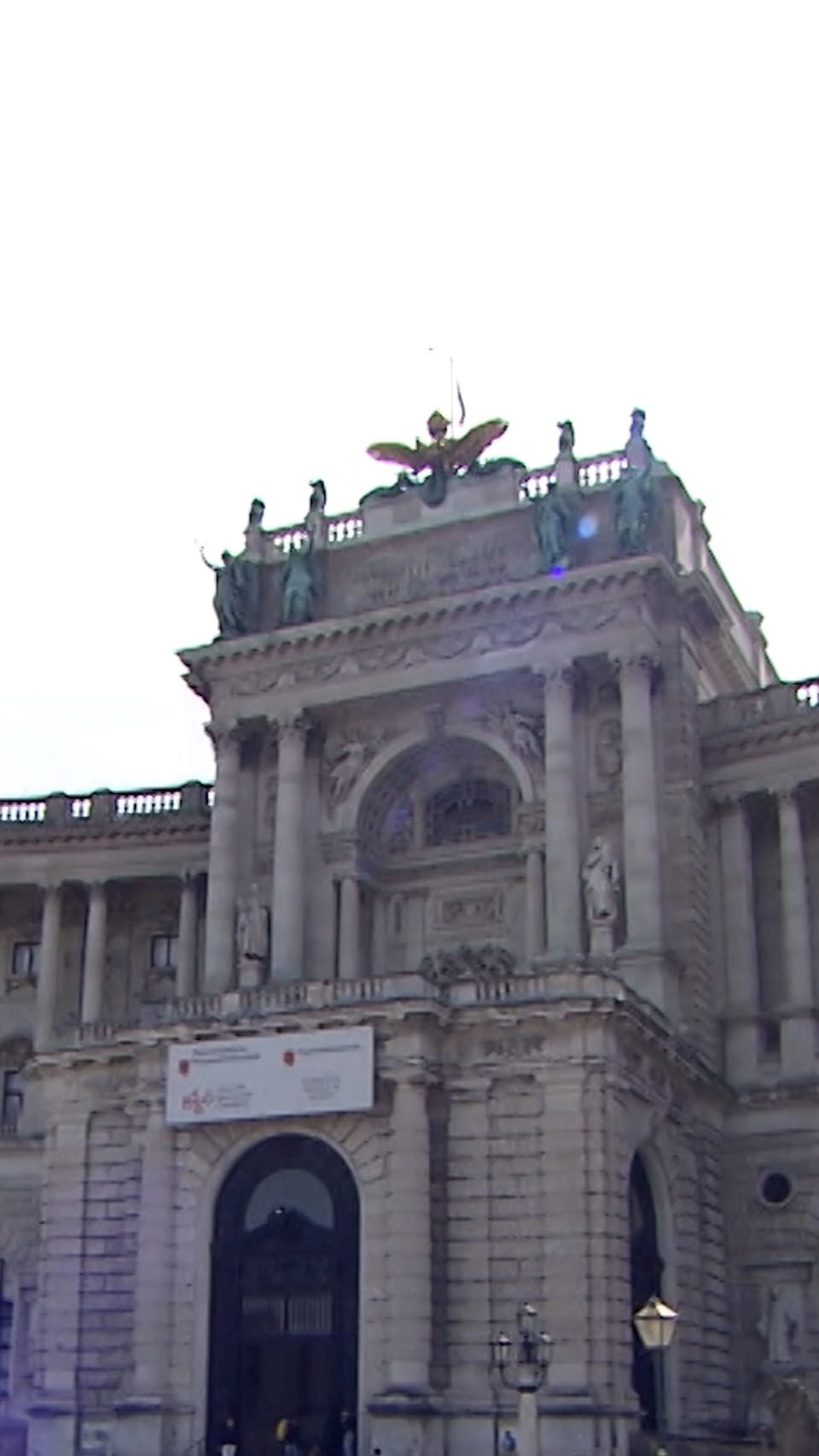 Seit 80 Jahren gesperrt: Kunst für den «Hitler-Balkon» - SRF News ...