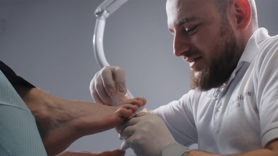 «Feet Fear Freedom» – Schweizer Fussgeschichten - CH:Filmszene - Play SRF