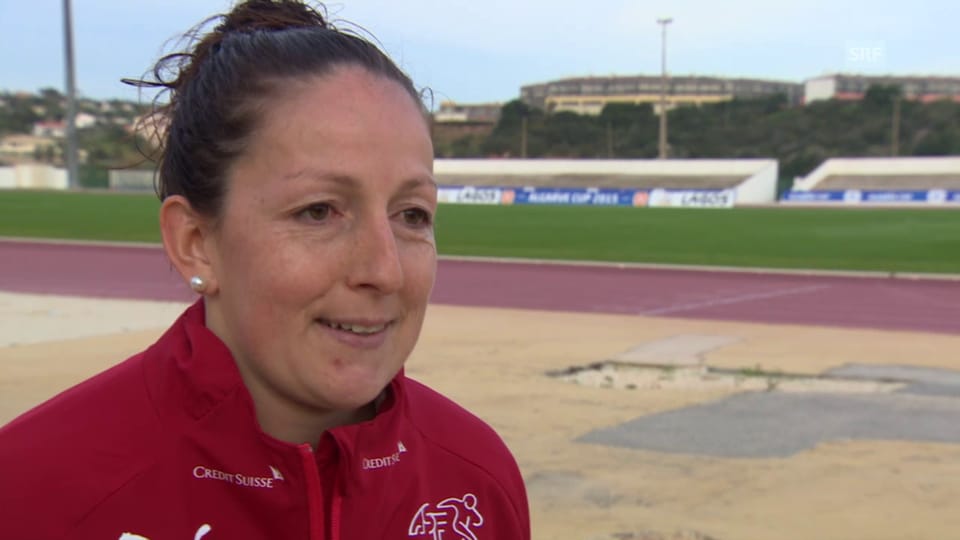 Fussball: Algarve Cup, Schweiz - Island, Interview mit Martina Moser ...