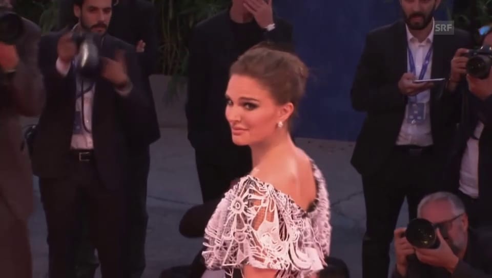 Natalie Portman auf dem Red Carpet in Venedig - Glanz & Gloria-Clip ...