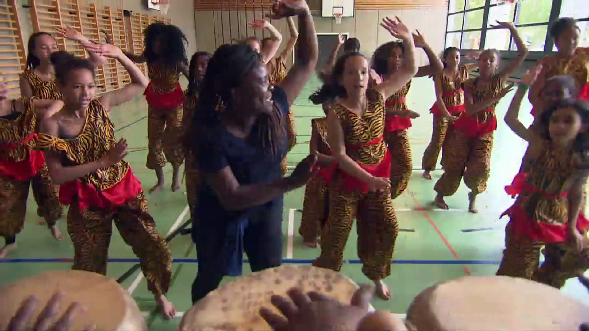 Volkstanz im Aufwind - Herz und Füsse tanzen im Takt - Kultur - SRF