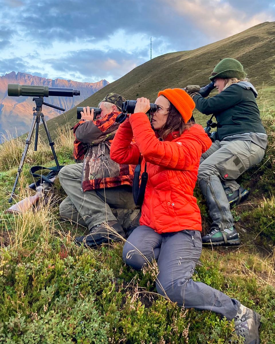 Mona Vetsch unterwegs mit Jägern - SRF News Videos - Play SRF