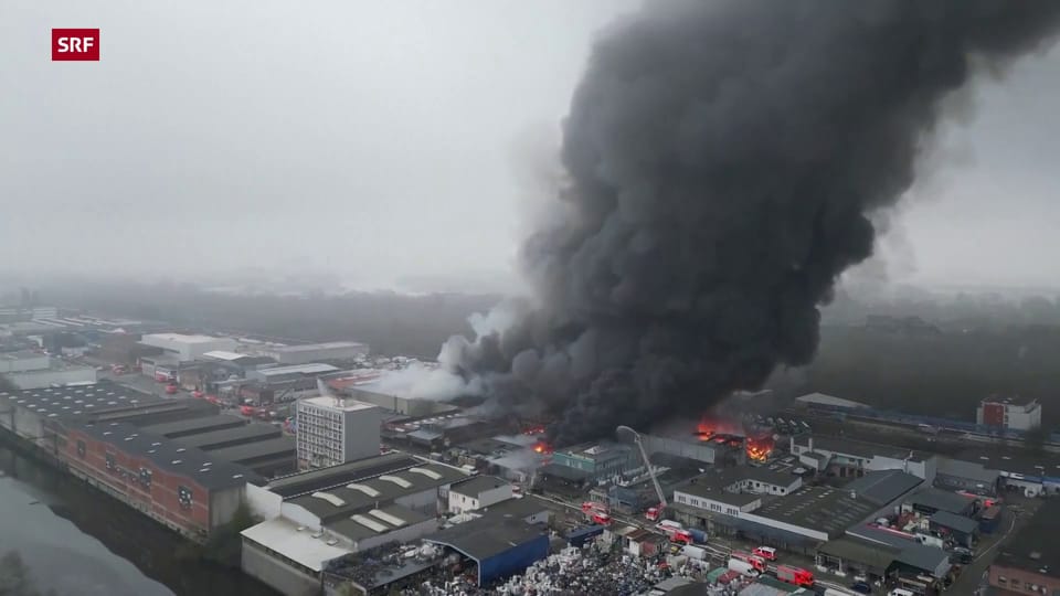 Grossbrand in Hamburg: Entwarnung vor giftigem Rauchwolken - Tagesschau ...