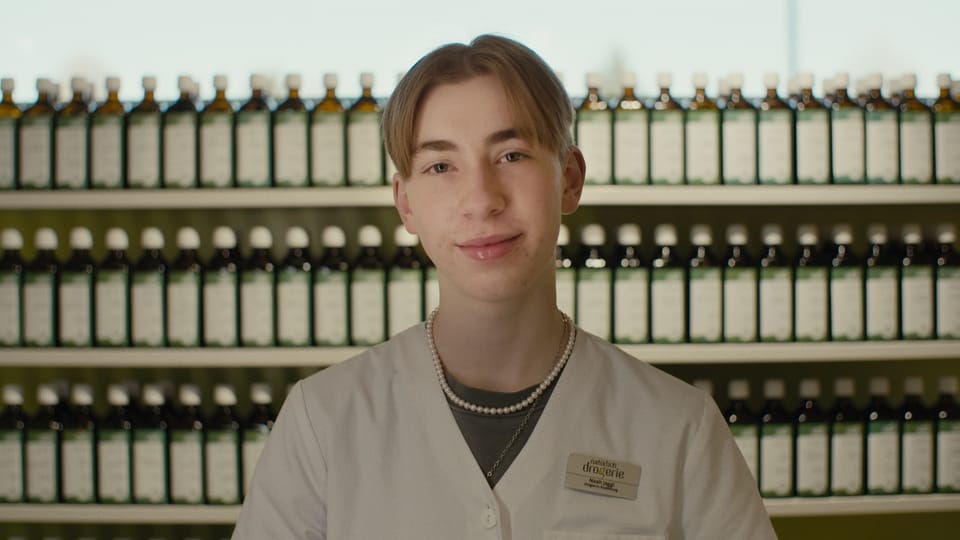 Drogist:in EFZ - Berufsbilder aus der Schweiz - Play SRF