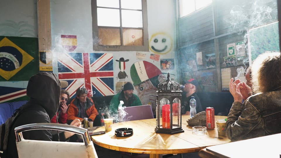 Treffpunkt Garage – Leben am Rand der Gesellschaft - rec. - Play SRF