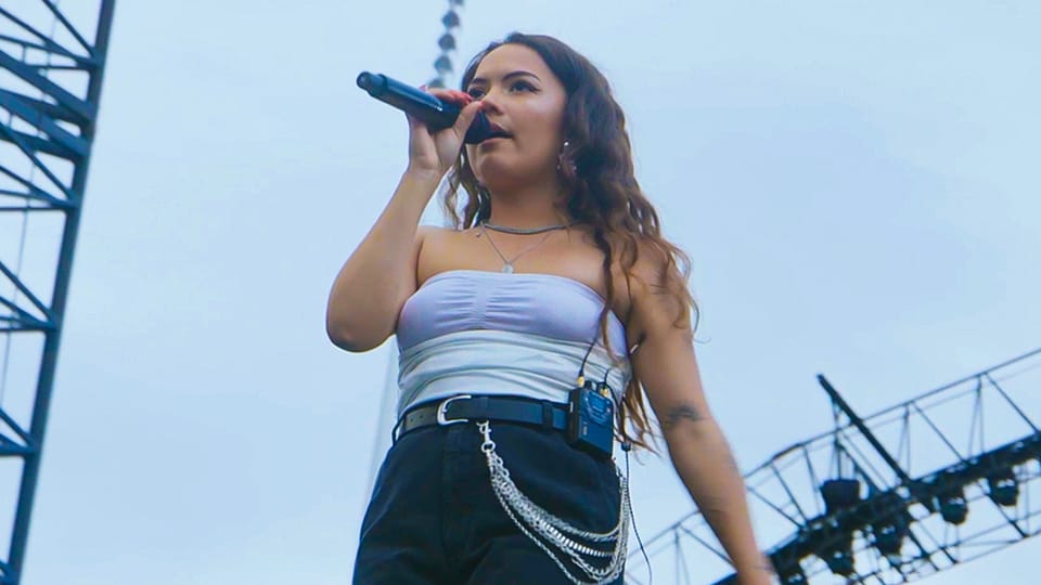 «SRF 3 Best Talent» Caroline Alves singt für 100'000 Fans im Letzigrund ...