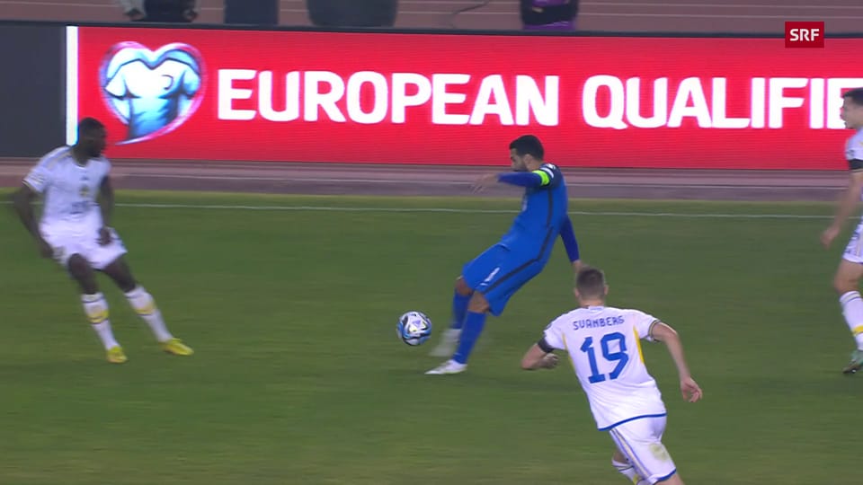 Dropkick von der Mittellinie – Mahmudov trifft herrlich - Sport-Clip ...