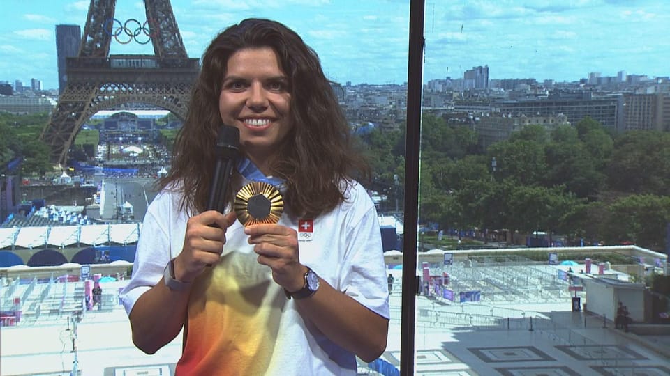 Seule médaillée d'or suisse, la tireuse Chiara Leone s'est exprimée mercredi au studio RTS à ...