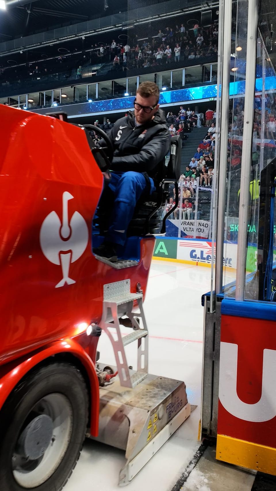 Stéphane Basset, pilote de Zamboni à Fribourg - Verticale RTSsport ...
