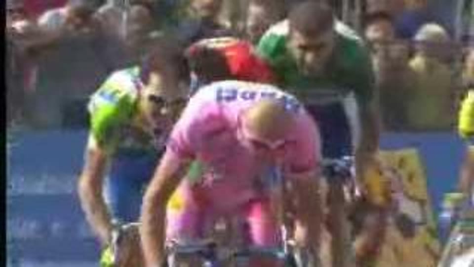 Le leader du Giro stoppé en pleine course par un contrôle anti-dopage - 12h45 - Play RTS