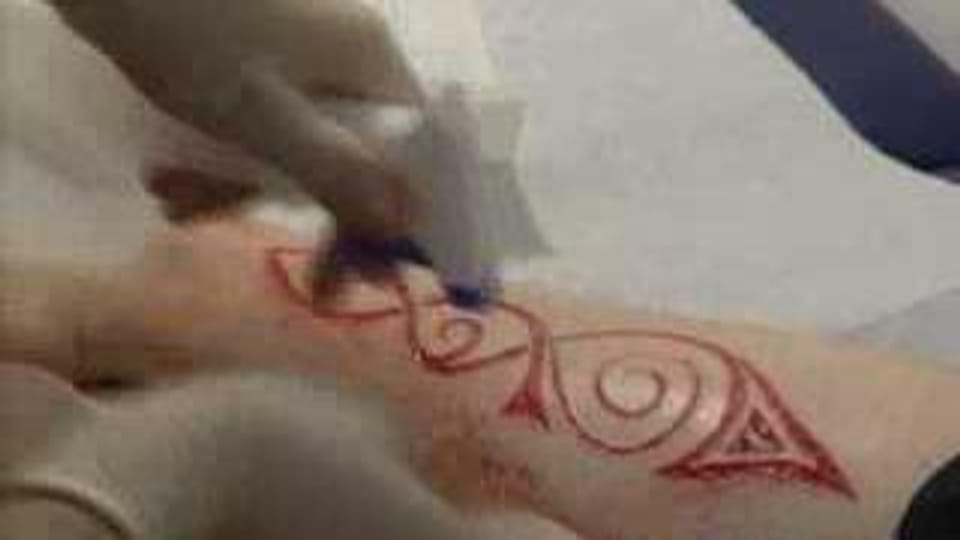 Scarification: la mode est aux incisions de la peau ! - 12h45 - Play RTS