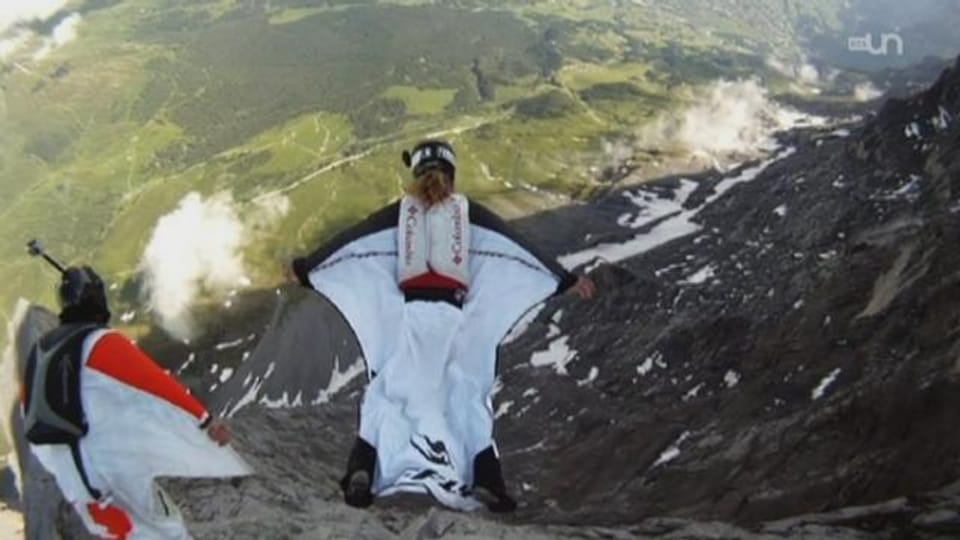 Pour voler en frôlant les montagnes, les fous du base jump plongent ...