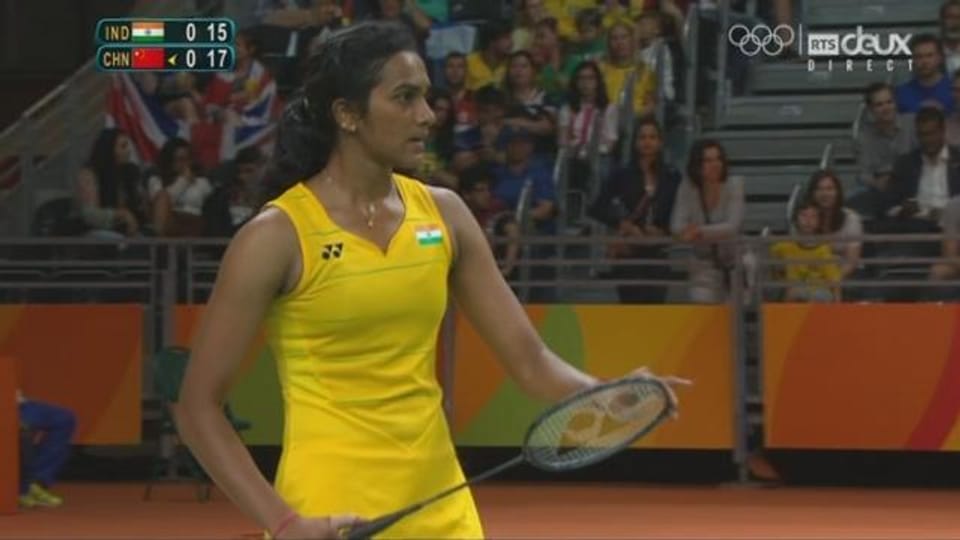 Badminton, simple dames (1/4). IND – CHN (16-17). 1re manche: La jeune Indienne Sindhu Pusarla ...