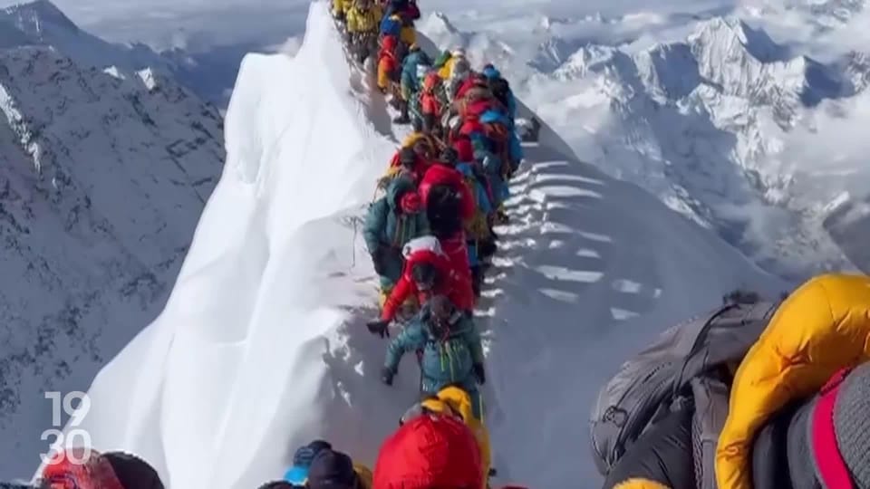 Scène surréaliste au sommet de l’Everest. Un embouteillage de 30 ...