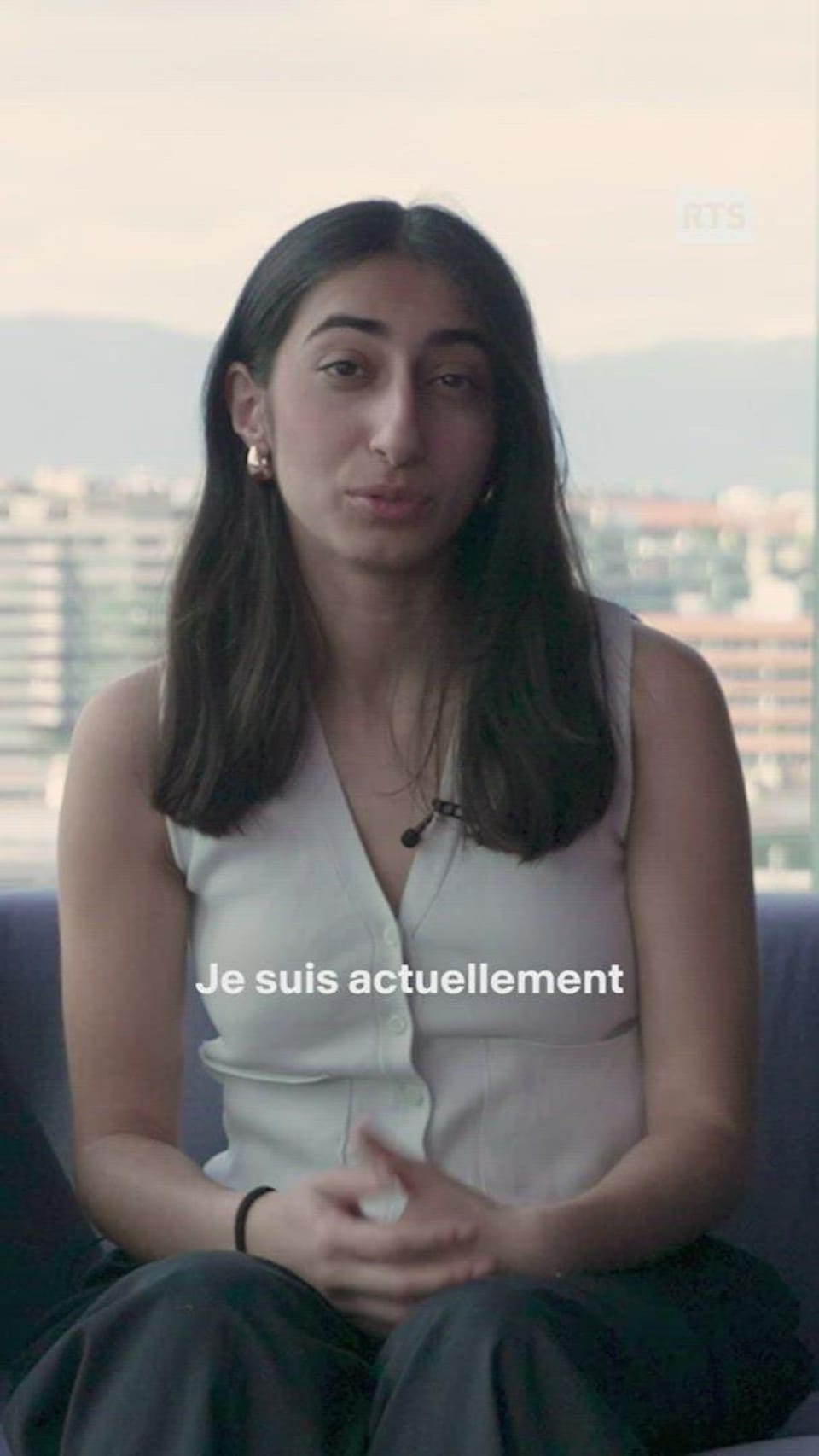 Helay Fatah, présidente du parlement des jeunes à Lausanne, s'exprime ...