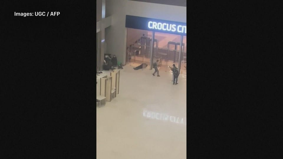 Des images de personnes prenant d'assaut la salle de concert Crocus ...