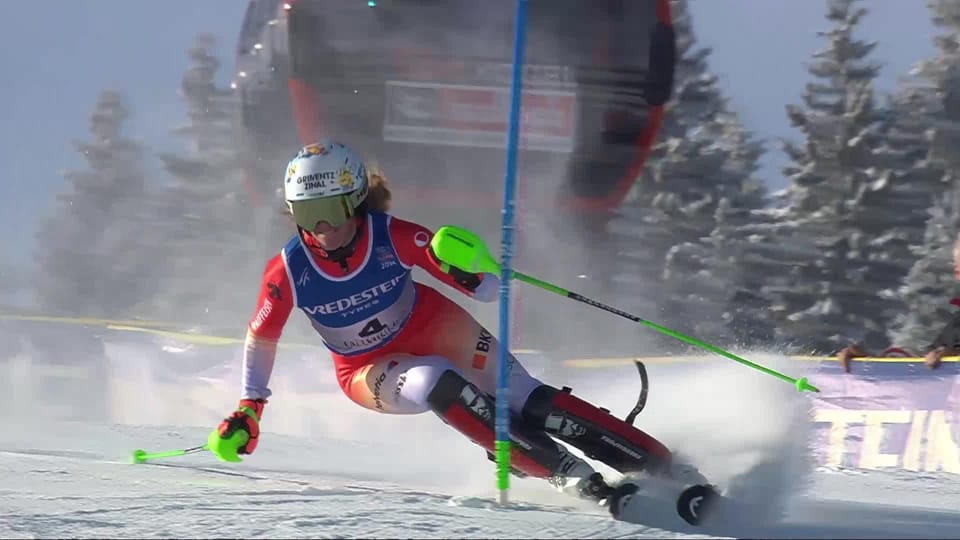 Saalbach (AUT), slalom dames, 1re manche: Camille Rast (SUI) découpe le ...