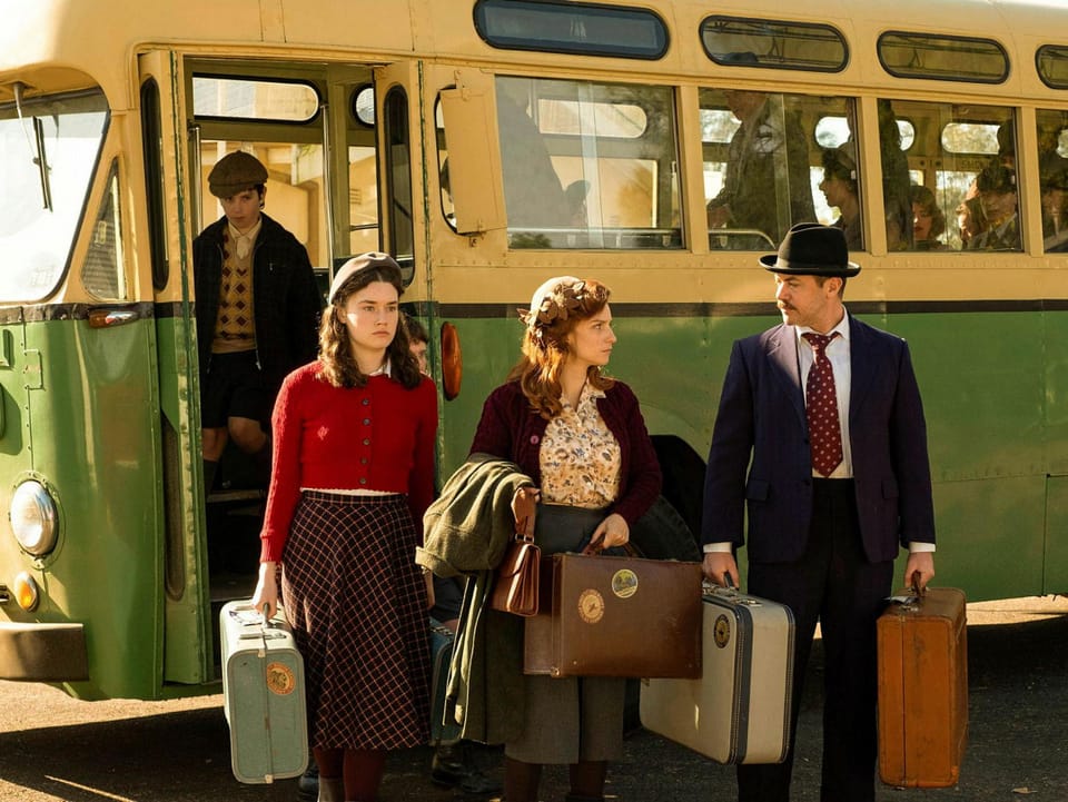 Départ pour une nouvelle vie (Episode 1 - Saison 1) - Ten Pound Poms ...