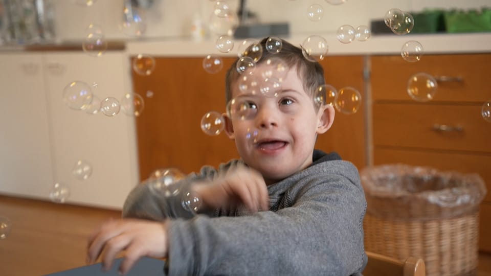 Reporter - Leben mit Downsyndrom – Janusch und seine Familie - Play SRF
