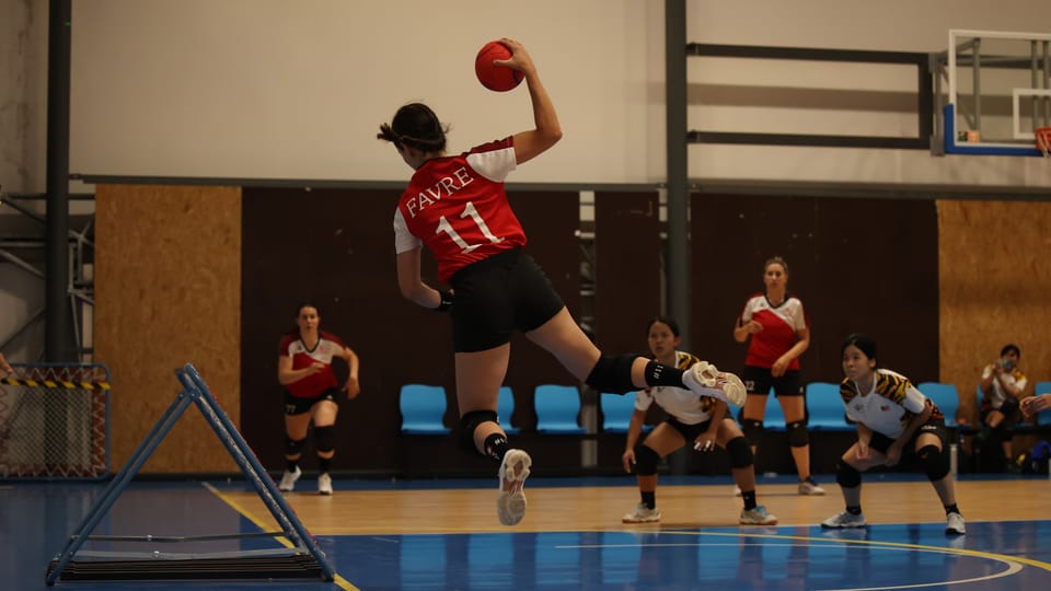Handball auf ein Trampolin: So funktioniert Tchoukball - Mehr Sport - SRF