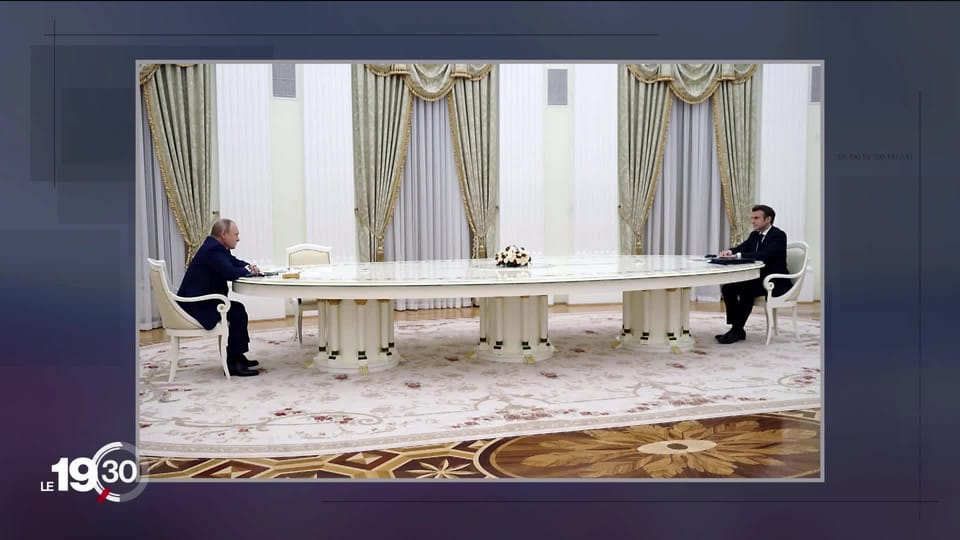 19h30 - Chronique "Vu": Le mystère de la longue table entre Emmanuel ...