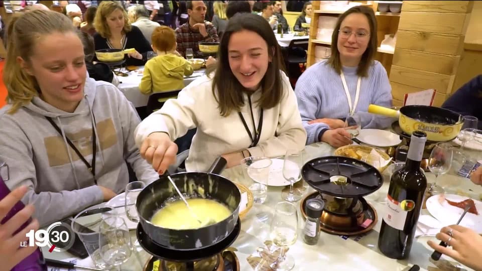 19h30 - La fondue fribourgeoise, moitié gruyère moitié vacherin, ravit ...