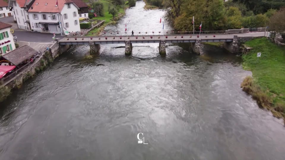 Couleurs d'été - Visite aérienne du village jurassien de Goumois, coupé ...