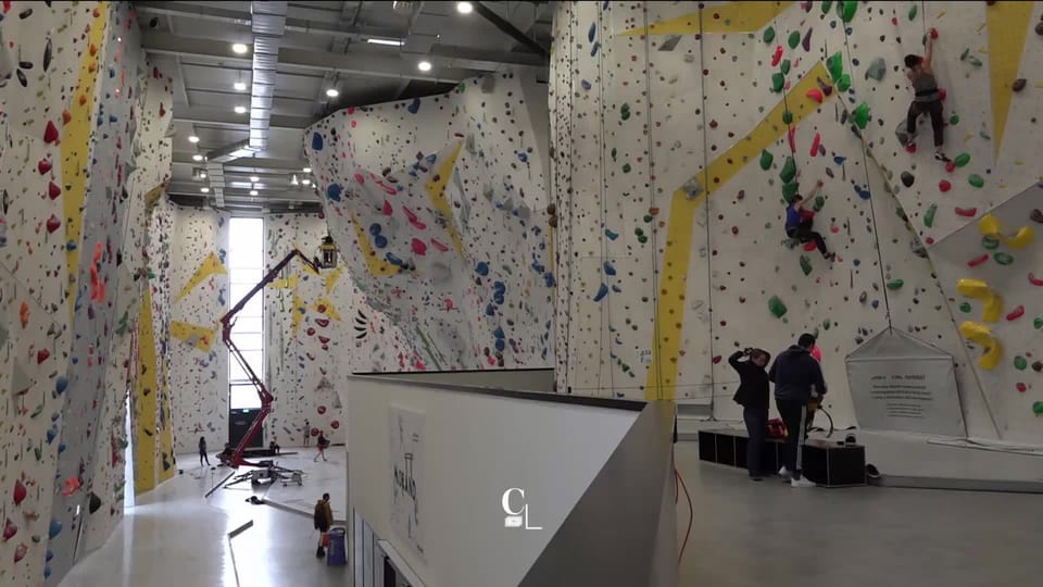 Couleurs locales - Vu du ciel dans la plus grande salle d'escalade de ...